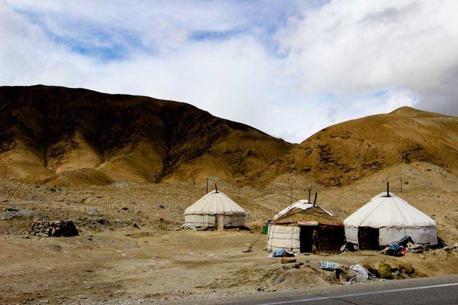 La Karakorum Highway (Photo Essays)